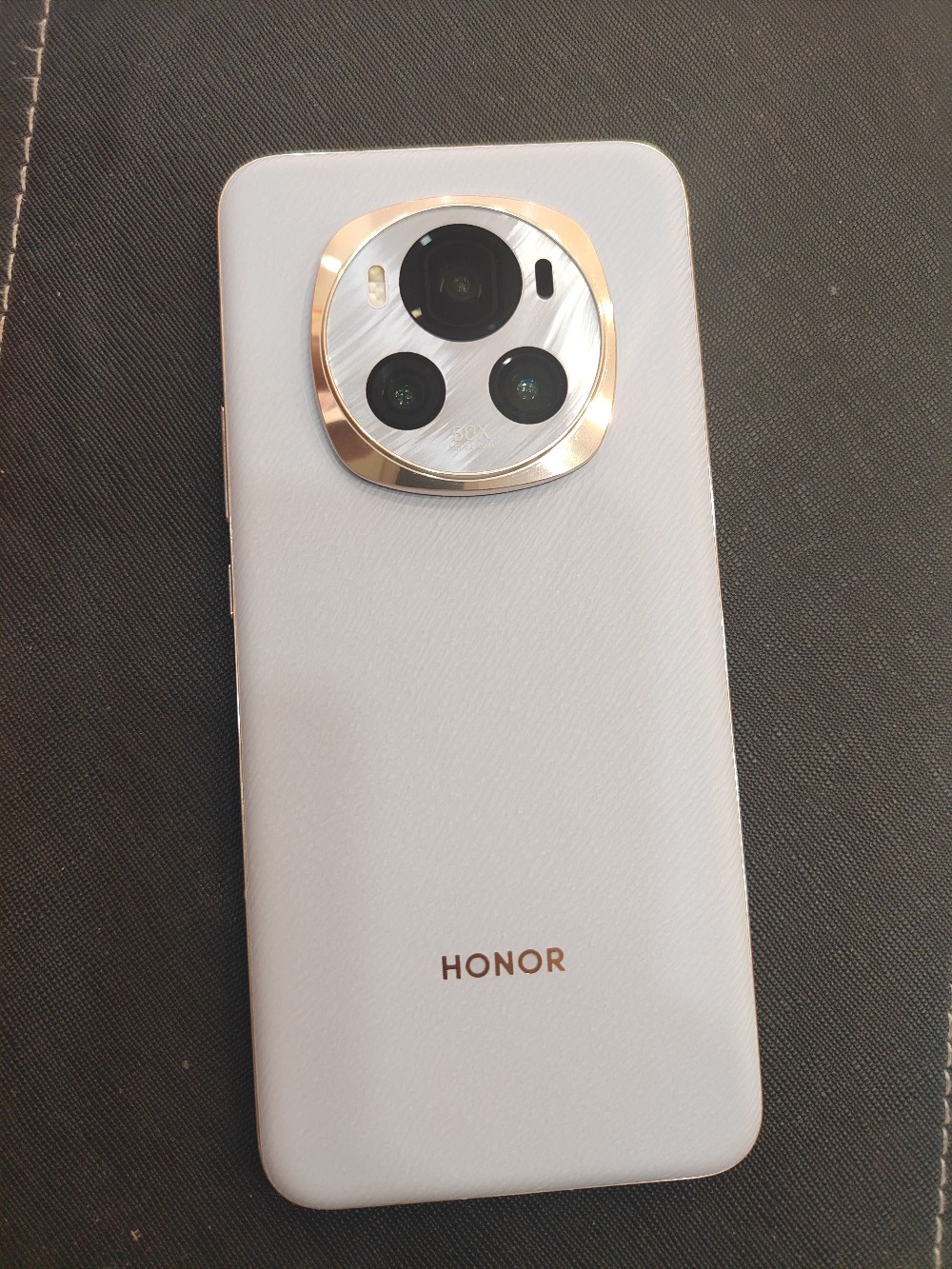 终于用上老婆淘汰下来的magic6了，手上这个x50gt挂鱼上卖了吧，16+512的不知道能卖多少-荣耀俱乐部