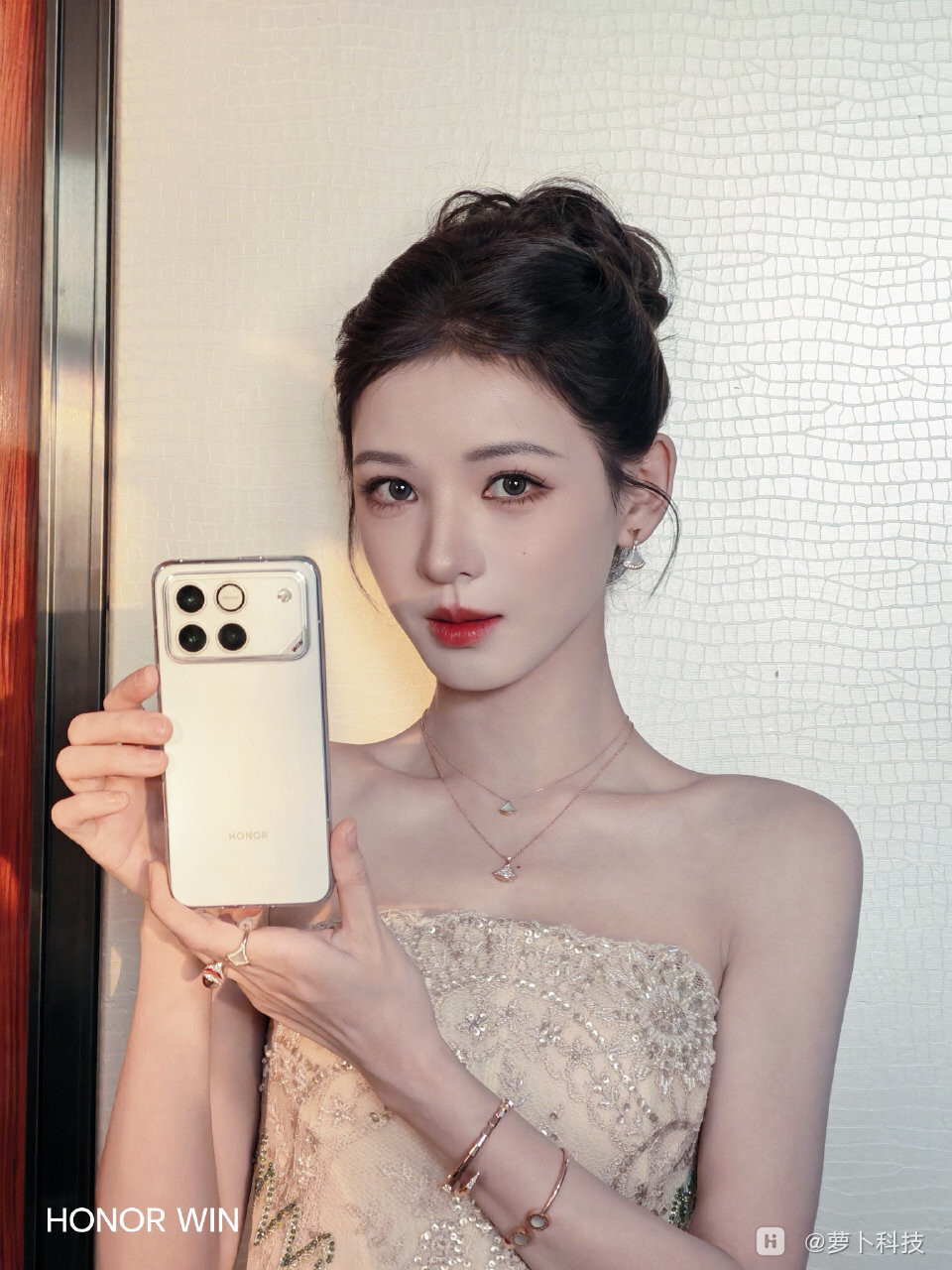 姐系美貌鲨疯了！张予曦x荣耀WIN首拍大片-荣耀俱乐部